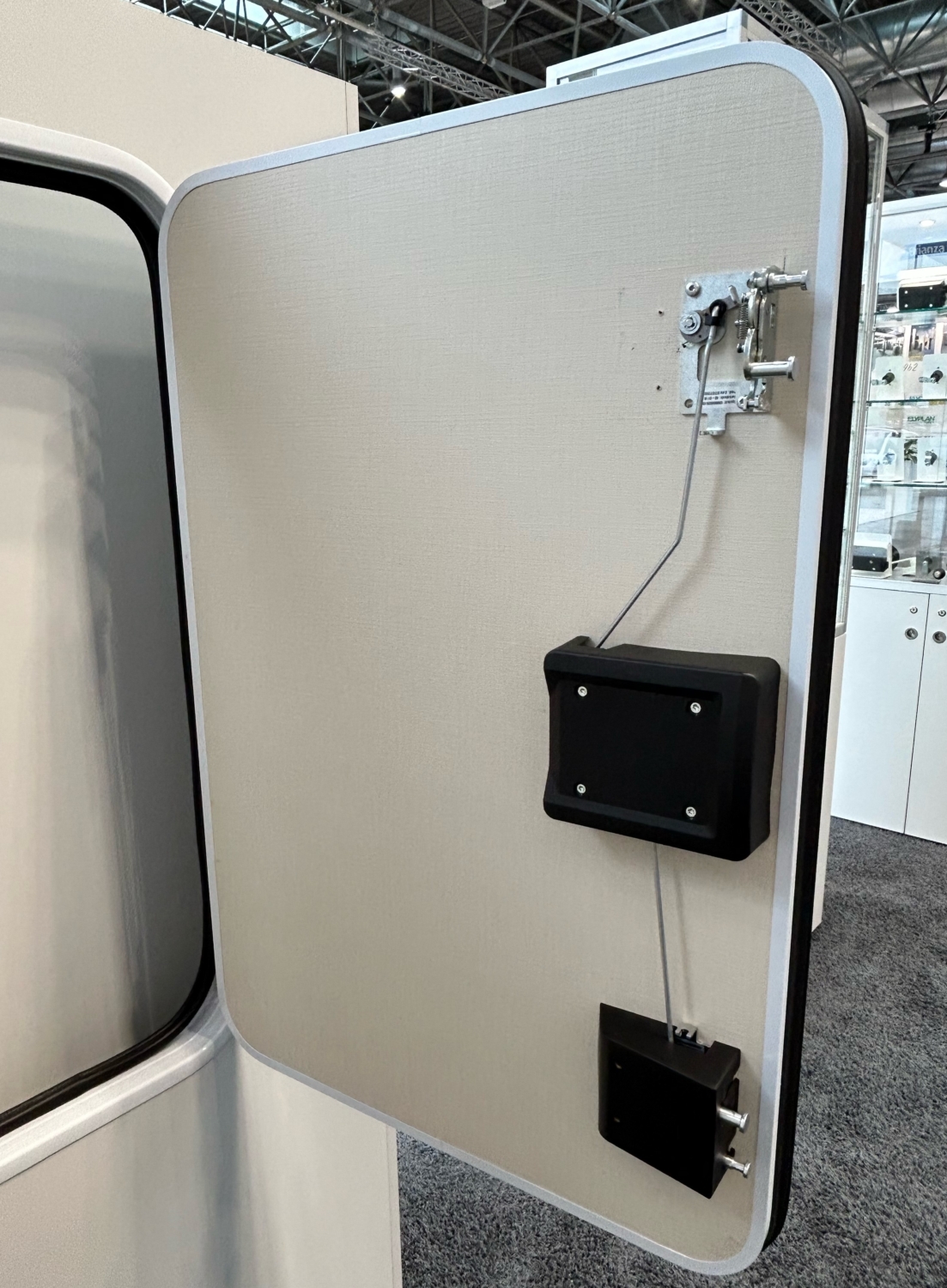 Latch locks as two-point locking system | STS Oberholz